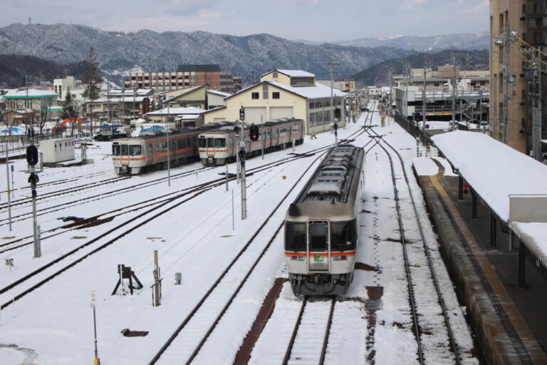 【高山本線 乗車記】通勤路線、ローカル線、観光路線……さまざまな表情を見せる高山本線を冬の青春18きっぷで乗り継ぐ旅！ | ひさの乗り鉄ブログ